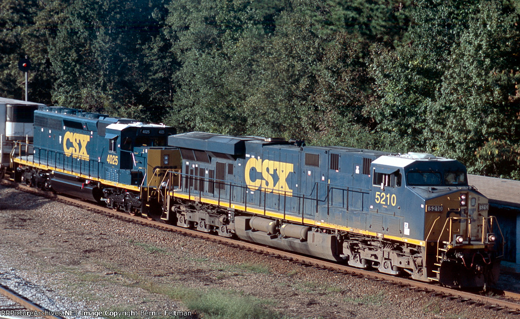 CSX ES44DC #5210 and CSX SD40-3 #4025 head southbound on the Fitzgerald Subdivision